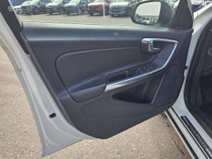 White Volvo V60 2013 in Ukmerge, with an engine capacity of 1.56 L and mileage of 200 thousand km for 3450 €, photo 12 on AUTOMOTO.COM.LV