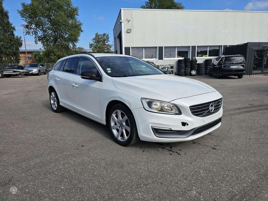 White Volvo V60 2013 in Ukmerge, with an engine capacity of 1.56 L and mileage of 200 thousand km for 3450 €, photo 13 on AUTOMOTO.COM.LV