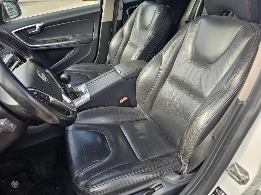 White Volvo V60 2013 in Ukmerge, with an engine capacity of 1.56 L and mileage of 200 thousand km for 3450 €, photo 14 on AUTOMOTO.COM.LV