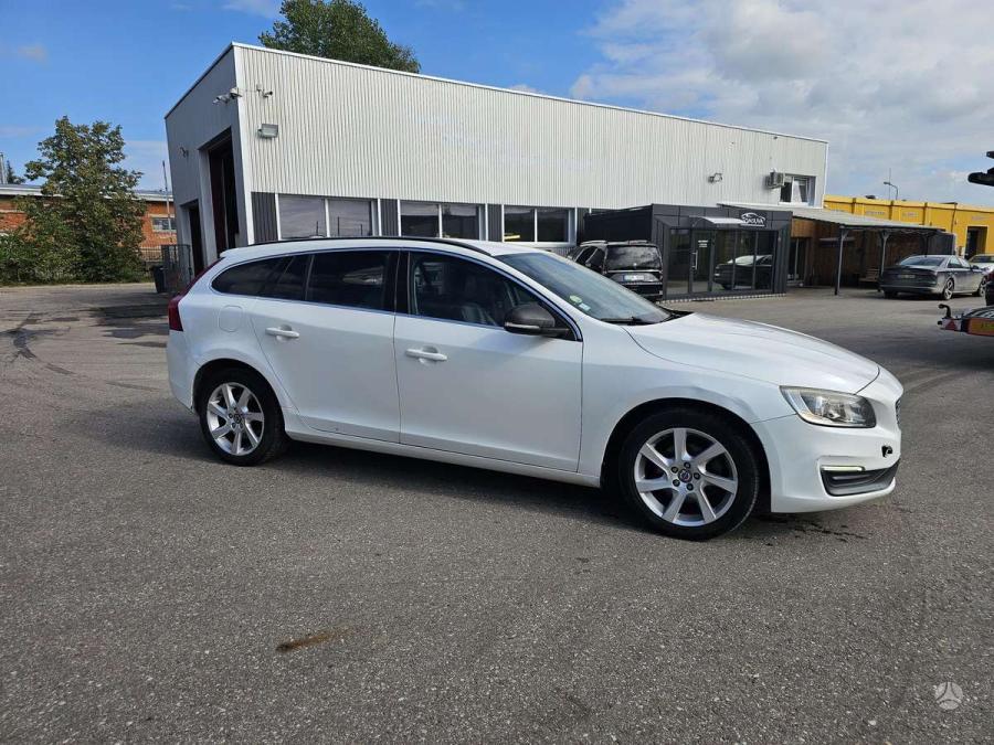 White Volvo V60 2013 in Ukmerge, with an engine capacity of 1.56 L and mileage of 200 thousand km for 3450 €, photo 15 on AUTOMOTO.COM.LV