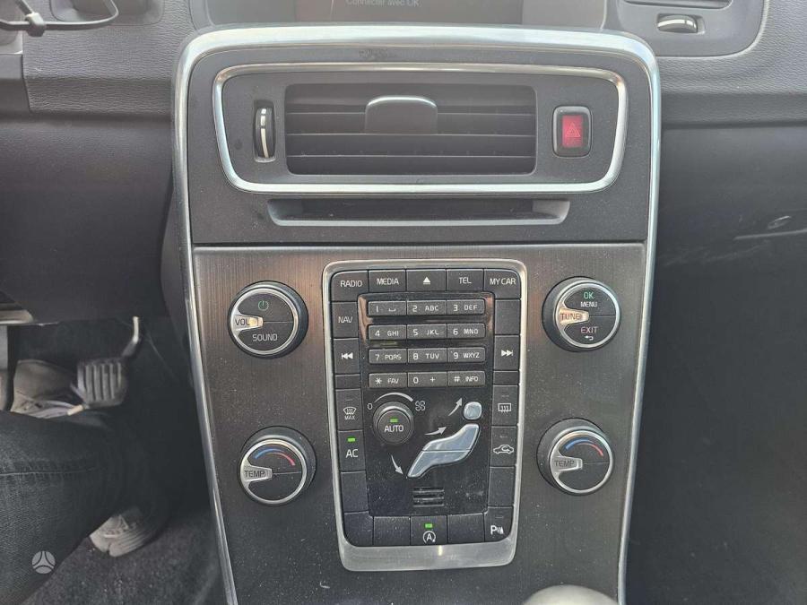 White Volvo V60 2013 in Ukmerge, with an engine capacity of 1.56 L and mileage of 200 thousand km for 3450 €, photo 17 on AUTOMOTO.COM.LV