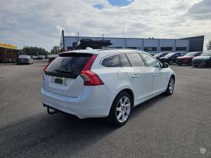 White Volvo V60 2013 in Ukmerge, with an engine capacity of 1.56 L and mileage of 200 thousand km for 3450 €, photo 18 on AUTOMOTO.COM.LV