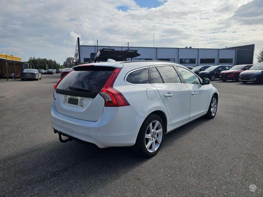 White Volvo V60 2013 in Ukmerge, with an engine capacity of 1.56 L and mileage of 200 thousand km for 3450 €, photo 18 on AUTOMOTO.COM.LV
