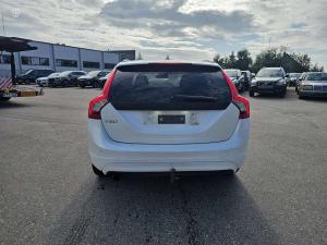 White Volvo V60 2013 in Ukmerge, with an engine capacity of 1.56 L and mileage of 200 thousand km for 3450 €, photo 20 on AUTOMOTO.COM.LV