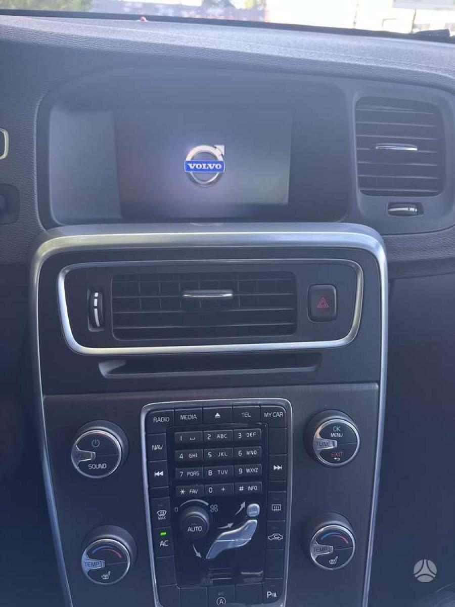 Balts Volvo V60 2013 Viļņa, ar dzinēja tilpumu 1.56 L un nobraukumu 242 tūkst. km par 6900 €, foto 14 vietnē AUTOMOTO.COM.LV