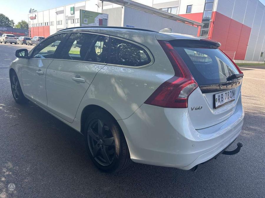 Balts Volvo V60 2013 Viļņa, ar dzinēja tilpumu 1.56 L un nobraukumu 242 tūkst. km par 6900 €, foto 16 vietnē AUTOMOTO.COM.LV