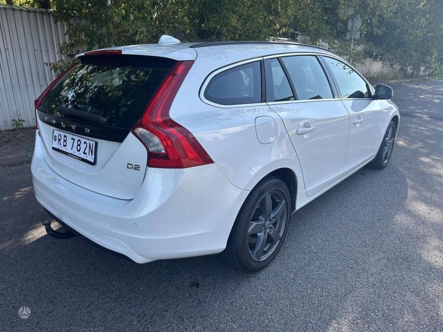 Balts Volvo V60 2013 Viļņa, ar dzinēja tilpumu 1.56 L un nobraukumu 242 tūkst. km par 6900 €, foto 17 vietnē AUTOMOTO.COM.LV