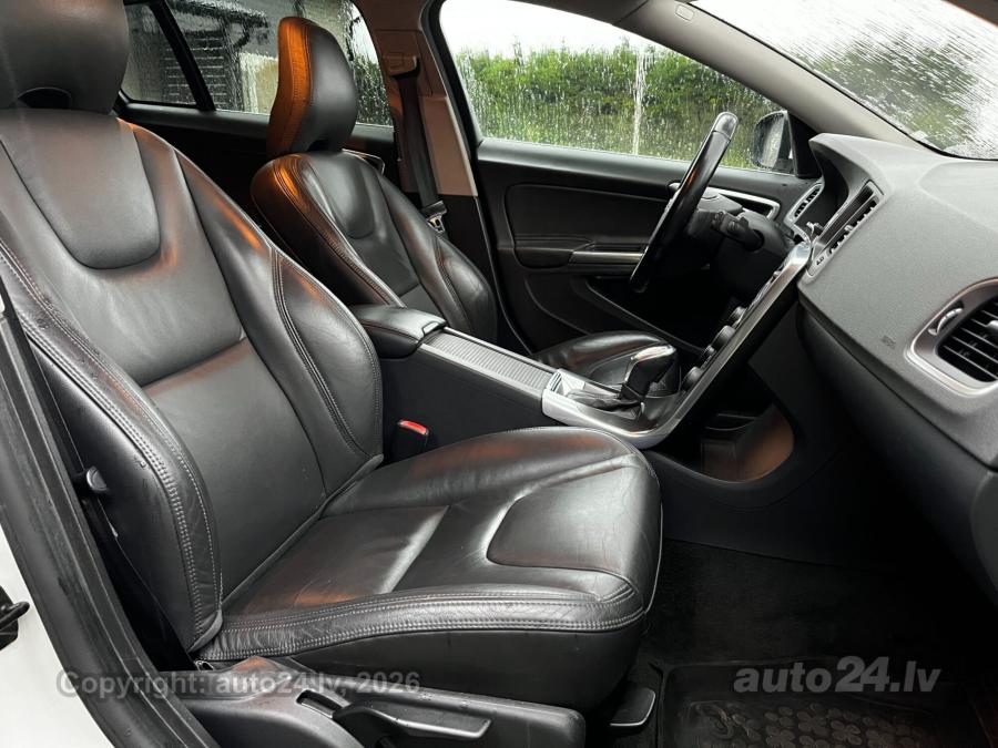 Белый Вольво B60 2013 в Таллин, объемом двигателя 2.40 л и пробегом 272 тыс. км за 4900 €, фото 10 на AUTOMOTO.COM.LV