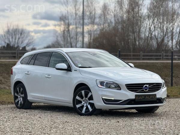 White Volvo V60 2014 in Jelgava, with an engine capacity of 2.40 L and mileage of 0 thousand km for 9490 €, photo 3 on AUTOMOTO.COM.LV