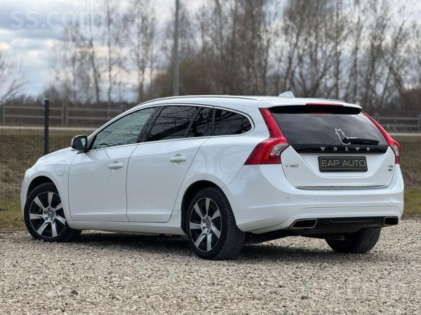 White Volvo V60 2014 in Jelgava, with an engine capacity of 2.40 L and mileage of 0 thousand km for 9490 €, photo 5 on AUTOMOTO.COM.LV