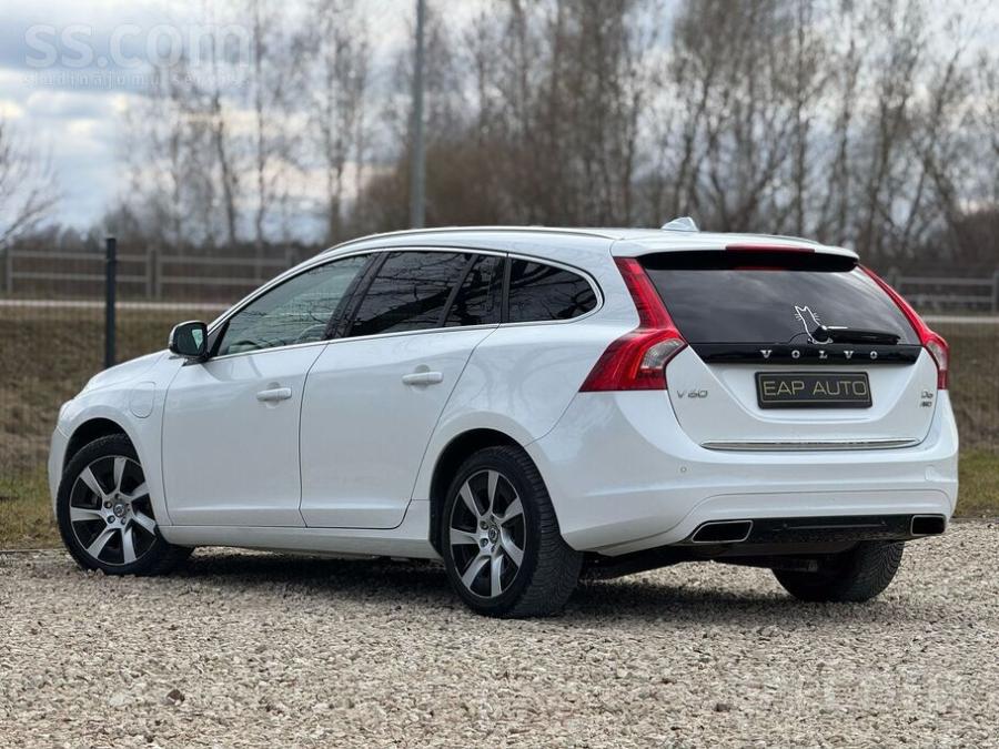 Balts Volvo V60 2014 Jelgava, ar dzinēja tilpumu 2.40 L un nobraukumu 0 tūkst. km par 9490 €, foto 5 vietnē AUTOMOTO.COM.LV