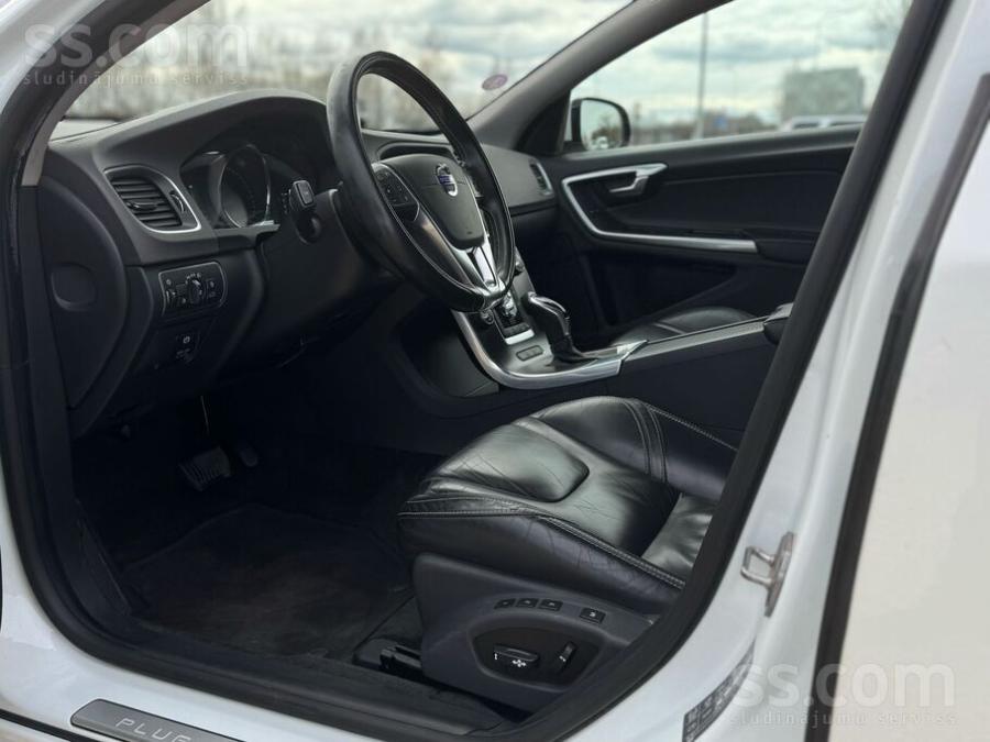 Balts Volvo V60 2014 Jelgava, ar dzinēja tilpumu 2.40 L un nobraukumu 0 tūkst. km par 9490 €, foto 8 vietnē AUTOMOTO.COM.LV