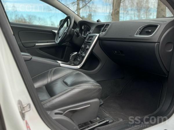 White Volvo V60 2014 in Jelgava, with an engine capacity of 2.40 L and mileage of 0 thousand km for 9490 €, photo 9 on AUTOMOTO.COM.LV