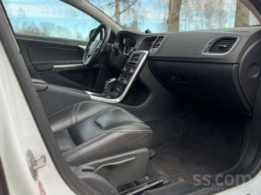 Balts Volvo V60 2014 Jelgava, ar dzinēja tilpumu 2.40 L un nobraukumu 0 tūkst. km par 9490 €, foto 9 vietnē AUTOMOTO.COM.LV