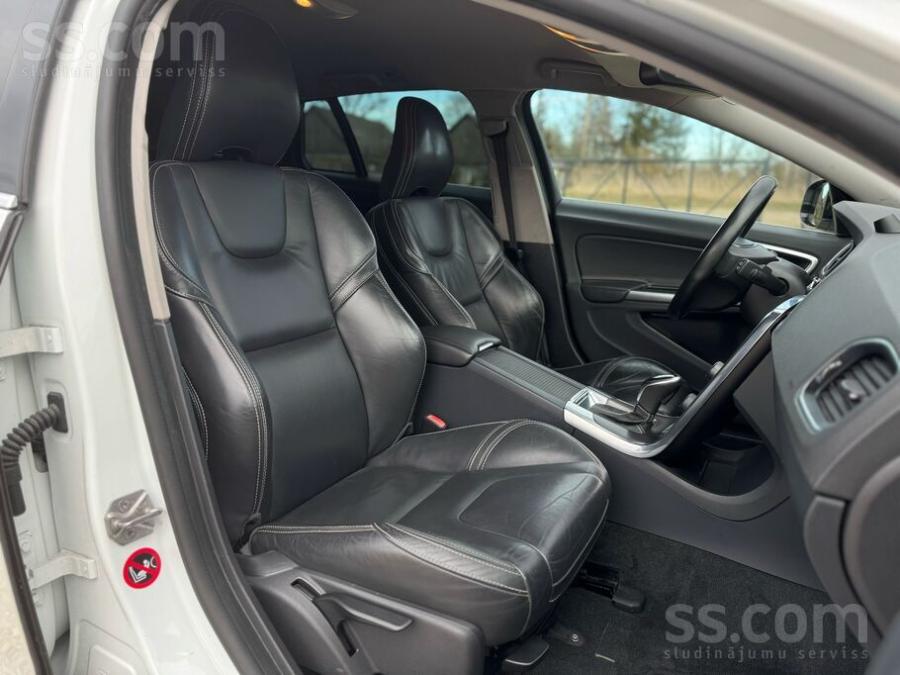 Balts Volvo V60 2014 Jelgava, ar dzinēja tilpumu 2.40 L un nobraukumu 0 tūkst. km par 9490 €, foto 10 vietnē AUTOMOTO.COM.LV