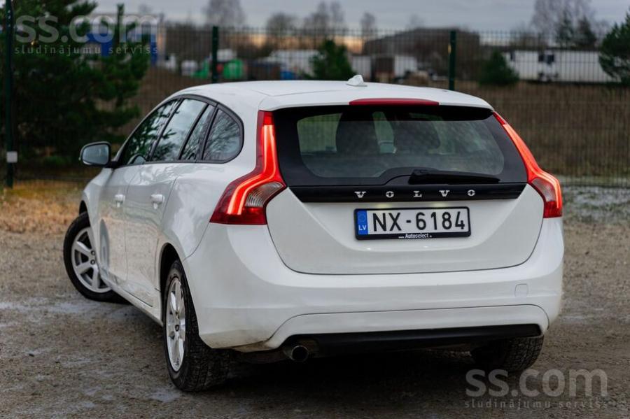 Balts Volvo V60 2014 Rīga, ar dzinēja tilpumu 1.60 L un nobraukumu 0 tūkst. km par 4350 €, foto 4 vietnē AUTOMOTO.COM.LV