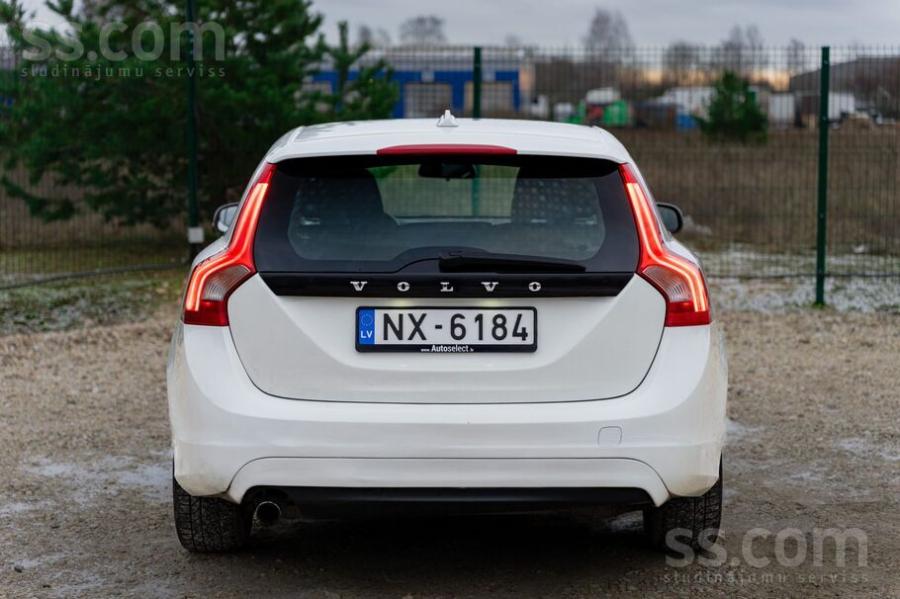 Balts Volvo V60 2014 Rīga, ar dzinēja tilpumu 1.60 L un nobraukumu 0 tūkst. km par 4350 €, foto 5 vietnē AUTOMOTO.COM.LV