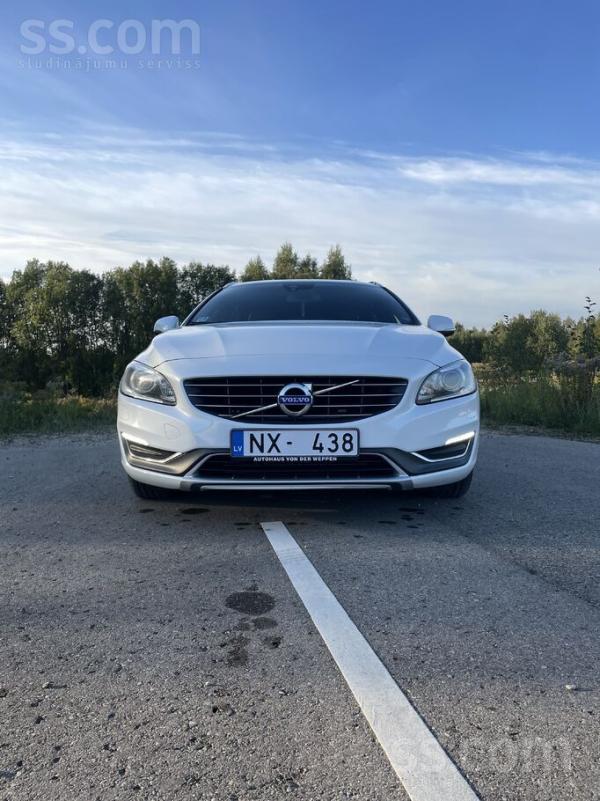 White Volvo V60 2014 in Valka, with an engine capacity of 2.00 L and mileage of 310 thousand km for 6900 €, photo 2 on AUTOMOTO.COM.LV