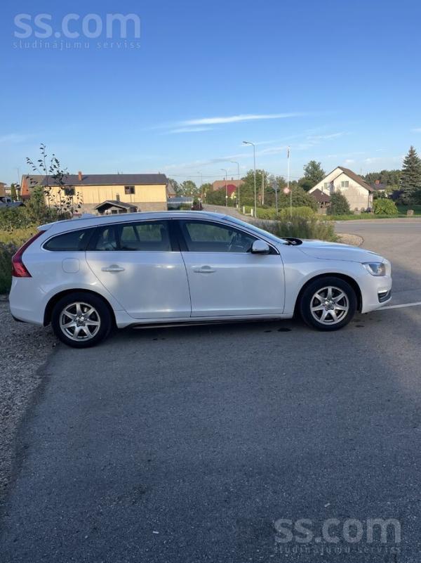 White Volvo V60 2014 in Valka, with an engine capacity of 2.00 L and mileage of 310 thousand km for 6900 €, photo 4 on AUTOMOTO.COM.LV