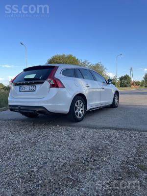 White Volvo V60 2014 in Valka, with an engine capacity of 2.00 L and mileage of 310 thousand km for 6900 €, photo 5 on AUTOMOTO.COM.LV