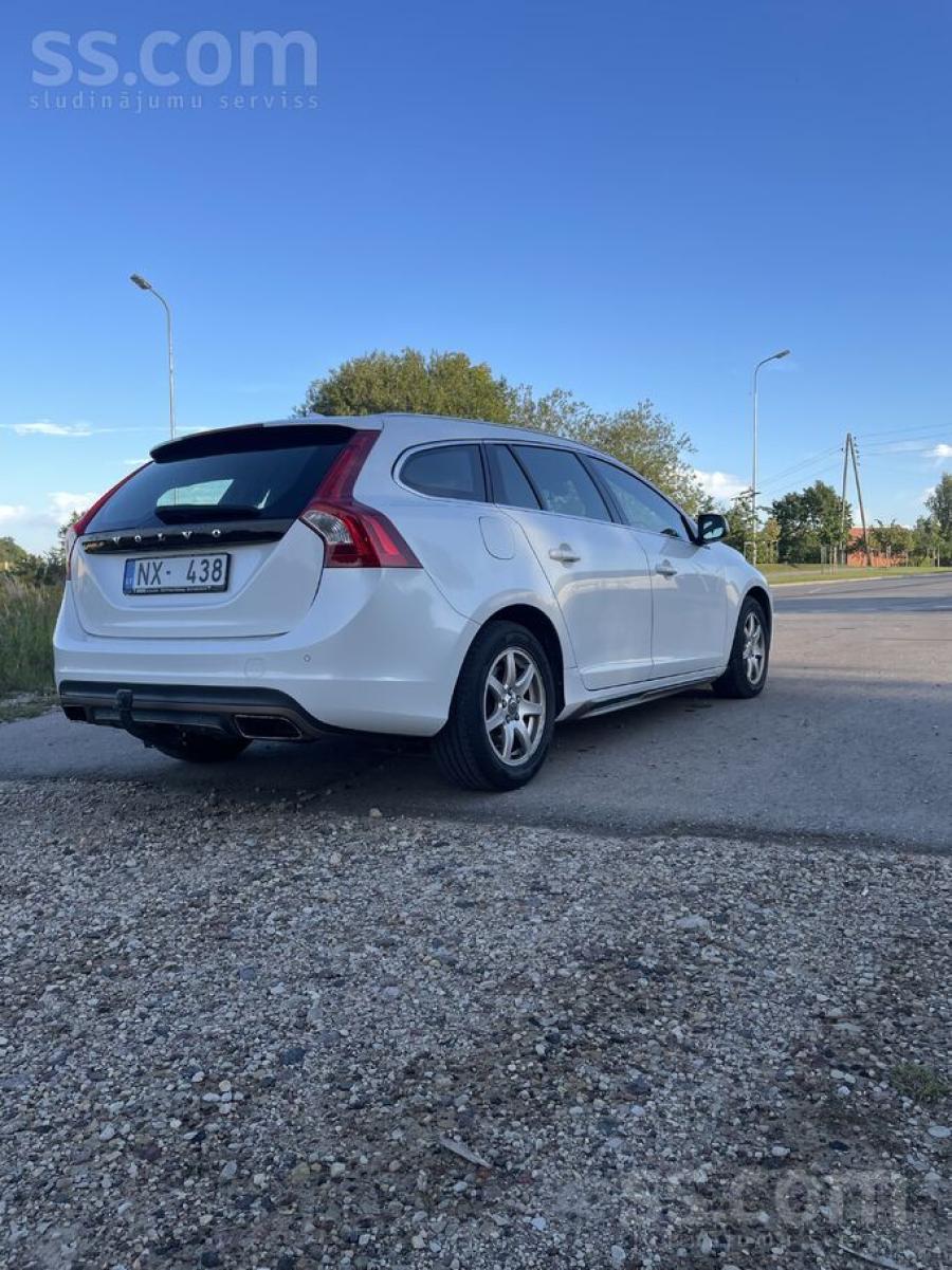 White Volvo V60 2014 in Valka, with an engine capacity of 2.00 L and mileage of 310 thousand km for 6900 €, photo 5 on AUTOMOTO.COM.LV