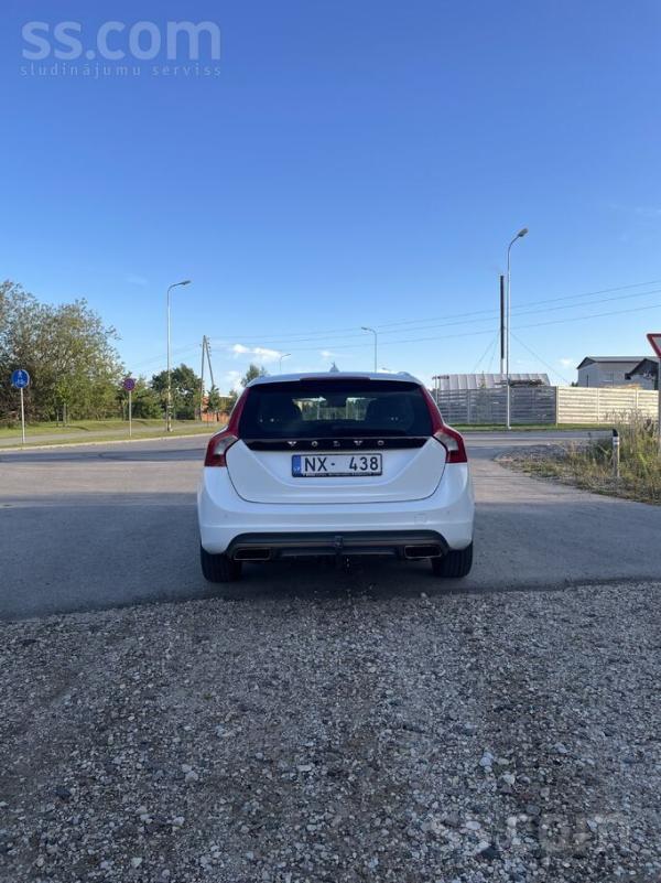 White Volvo V60 2014 in Valka, with an engine capacity of 2.00 L and mileage of 310 thousand km for 6900 €, photo 6 on AUTOMOTO.COM.LV
