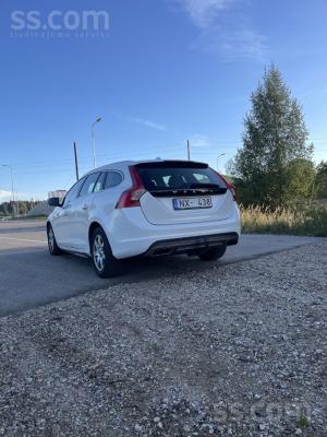 White Volvo V60 2014 in Valka, with an engine capacity of 2.00 L and mileage of 310 thousand km for 6900 €, photo 7 on AUTOMOTO.COM.LV