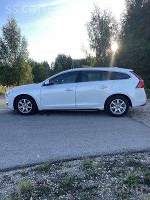 White Volvo V60 2014 in Valka, with an engine capacity of 2.00 L and mileage of 310 thousand km for 6900 €, photo 8 on AUTOMOTO.COM.LV
