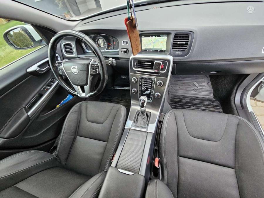 Balts Volvo V60 2014 Kauņa, ar dzinēja tilpumu 1.97 L un nobraukumu 271 tūkst. km par 6150 €, foto 24 vietnē AUTOMOTO.COM.LV