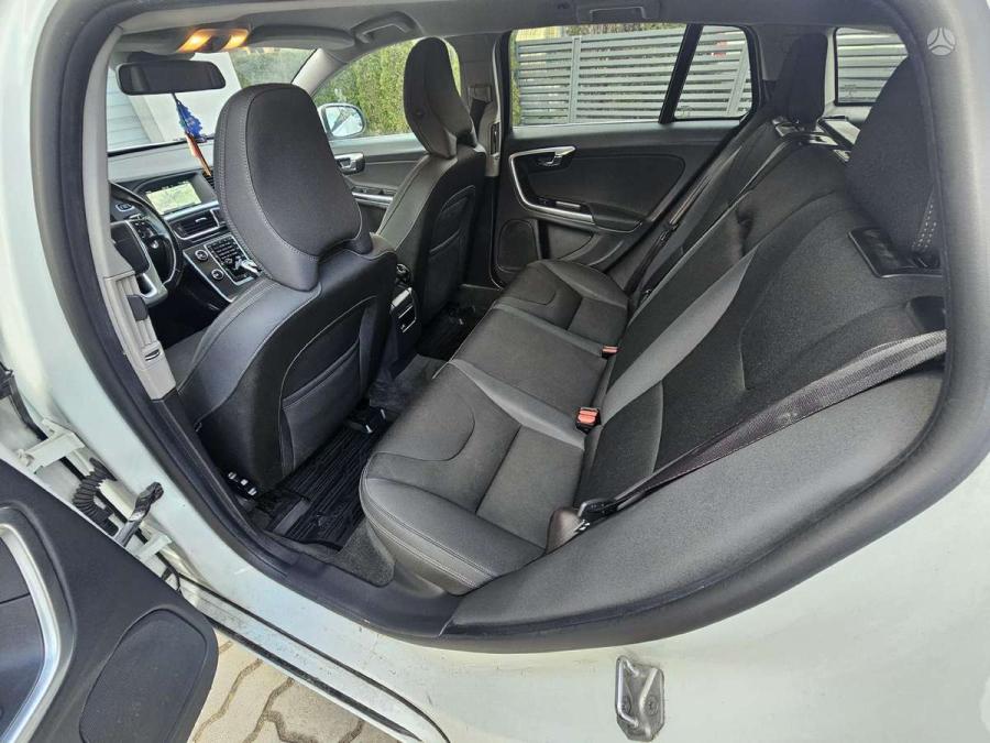 Balts Volvo V60 2014 Kauņa, ar dzinēja tilpumu 1.97 L un nobraukumu 271 tūkst. km par 6150 €, foto 32 vietnē AUTOMOTO.COM.LV