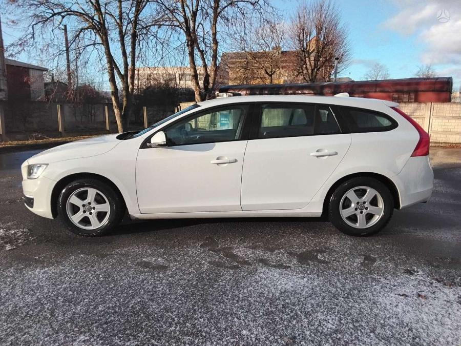 White Volvo V60 2014 in Siauliai, with an engine capacity of 1.98 L and mileage of 340 thousand km for 4900 €, photo 3 on AUTOMOTO.COM.LV