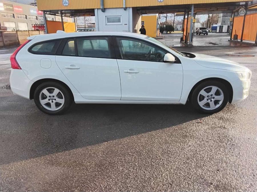 White Volvo V60 2014 in Siauliai, with an engine capacity of 1.98 L and mileage of 340 thousand km for 4900 €, photo 5 on AUTOMOTO.COM.LV