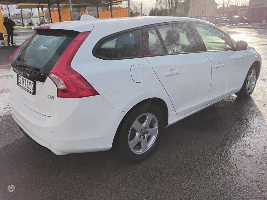 White Volvo V60 2014 in Siauliai, with an engine capacity of 1.98 L and mileage of 340 thousand km for 4900 €, photo 6 on AUTOMOTO.COM.LV