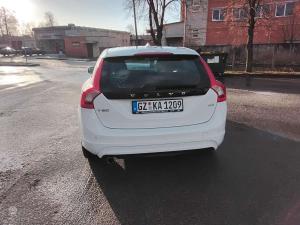 White Volvo V60 2014 in Siauliai, with an engine capacity of 1.98 L and mileage of 340 thousand km for 4900 €, photo 7 on AUTOMOTO.COM.LV