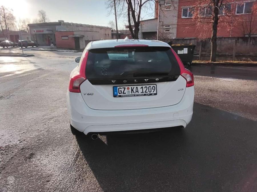 White Volvo V60 2014 in Siauliai, with an engine capacity of 1.98 L and mileage of 340 thousand km for 4900 €, photo 7 on AUTOMOTO.COM.LV