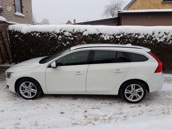 White Volvo V60 2014 in Siauliai, with an engine capacity of 1.98 L and mileage of 222 thousand km for 7000 €, photo 4 on AUTOMOTO.COM.LV