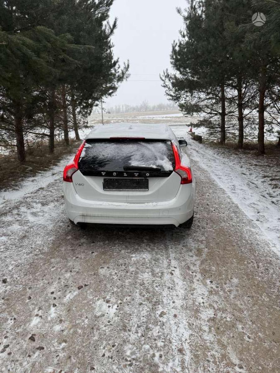 Balts Volvo V60 2014 Marijampole, ar dzinēja tilpumu 1.56 L un nobraukumu 187 tūkst. km par 6500 €, foto 2 vietnē AUTOMOTO.COM.LV