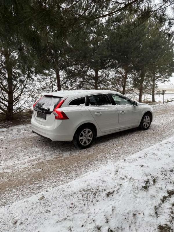 White Volvo V60 2014 in Marijampole, with an engine capacity of 1.56 L and mileage of 187 thousand km for 6500 €, photo 4 on AUTOMOTO.COM.LV