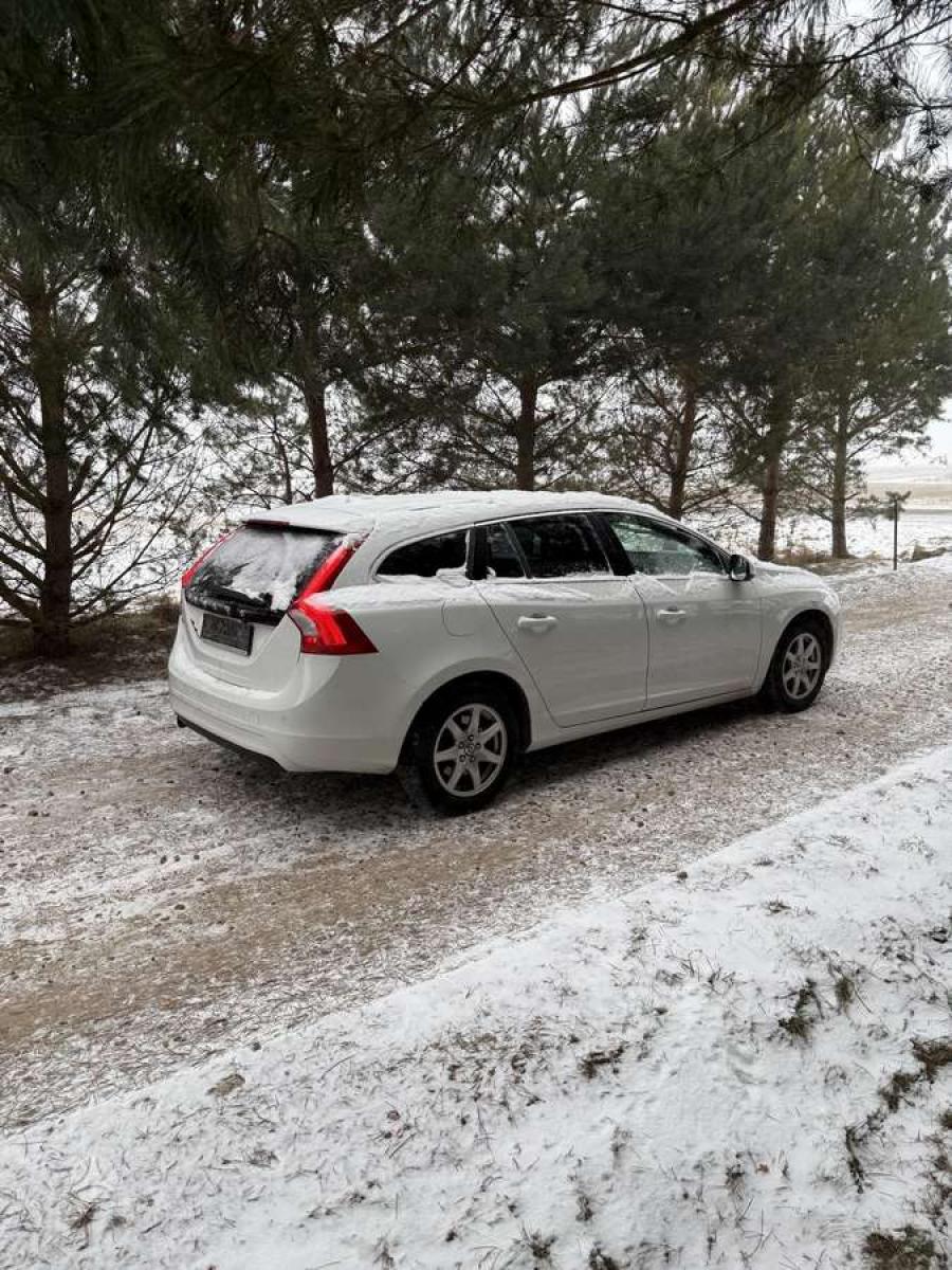 Balts Volvo V60 2014 Marijampole, ar dzinēja tilpumu 1.56 L un nobraukumu 187 tūkst. km par 6500 €, foto 4 vietnē AUTOMOTO.COM.LV