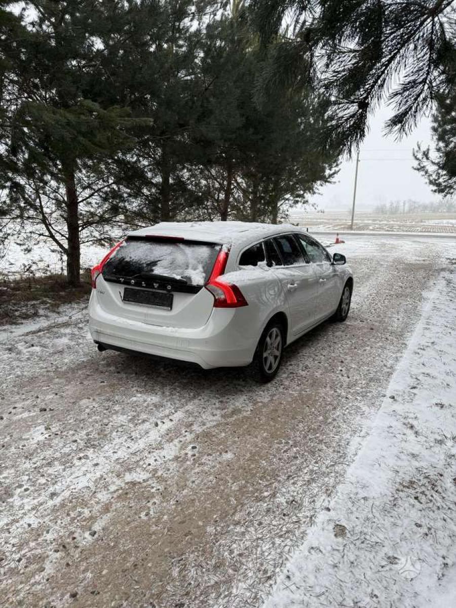 Balts Volvo V60 2014 Marijampole, ar dzinēja tilpumu 1.56 L un nobraukumu 187 tūkst. km par 6500 €, foto 5 vietnē AUTOMOTO.COM.LV