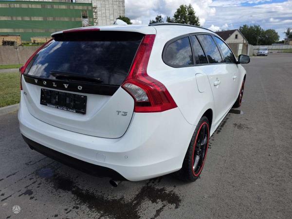 White Volvo V60 2014 in Kretinga, with an engine capacity of 1.60 L and mileage of 224 thousand km for 4780 €, photo 5 on AUTOMOTO.COM.LV