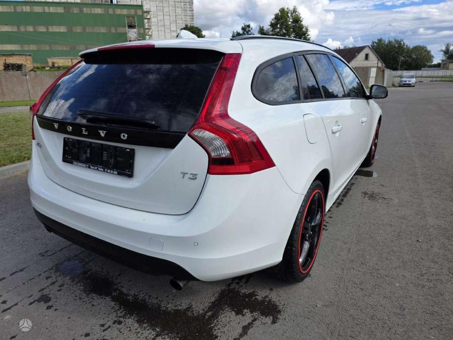 Balts Volvo V60 2014 Kretinga, ar dzinēja tilpumu 1.60 L un nobraukumu 224 tūkst. km par 4780 €, foto 5 vietnē AUTOMOTO.COM.LV
