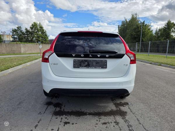 White Volvo V60 2014 in Kretinga, with an engine capacity of 1.60 L and mileage of 224 thousand km for 4780 €, photo 7 on AUTOMOTO.COM.LV