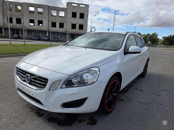 White Volvo V60 2014 in Kretinga, with an engine capacity of 1.60 L and mileage of 224 thousand km for 4780 €, photo 10 on AUTOMOTO.COM.LV