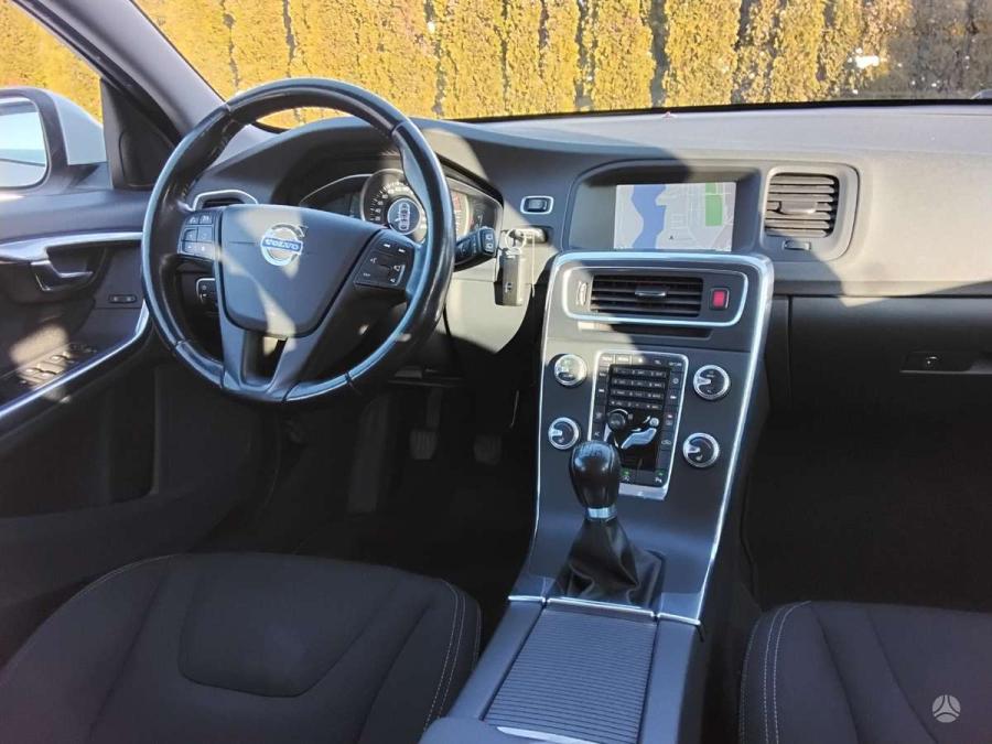 Balts Volvo V60 2014 Šauļi, ar dzinēja tilpumu 1.98 L un nobraukumu 340 tūkst. km par 5300 €, foto 8 vietnē AUTOMOTO.COM.LV