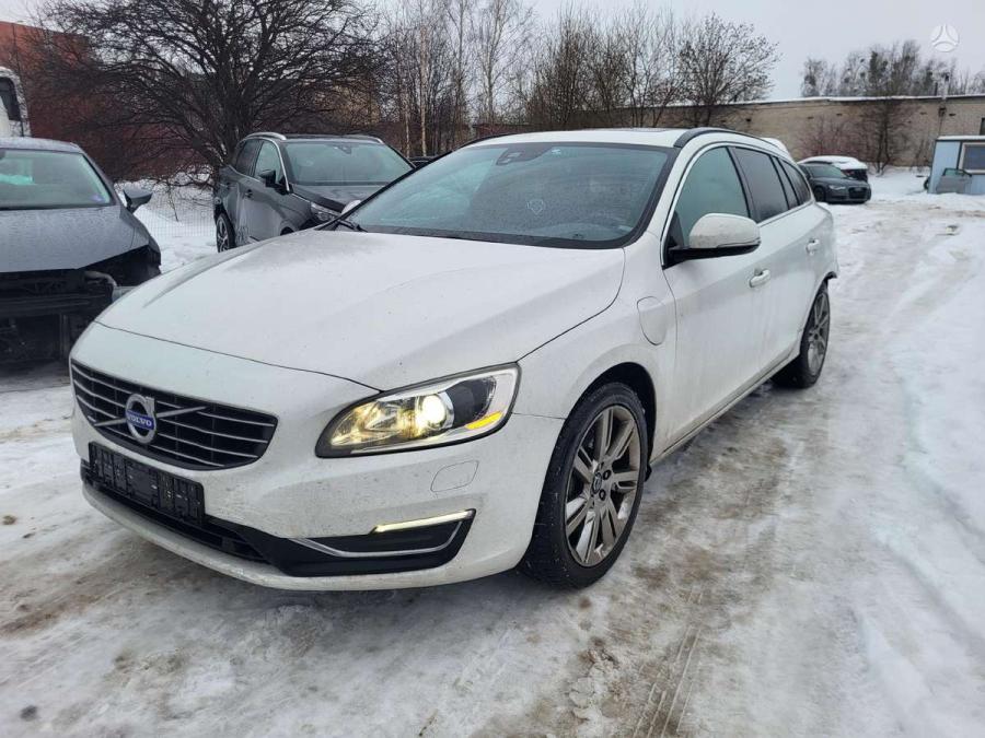 Balts Volvo V60 2014 Alīta, ar dzinēja tilpumu 2.40 L un nobraukumu 300 tūkst. km par 5300 €, foto 1 vietnē AUTOMOTO.COM.LV
