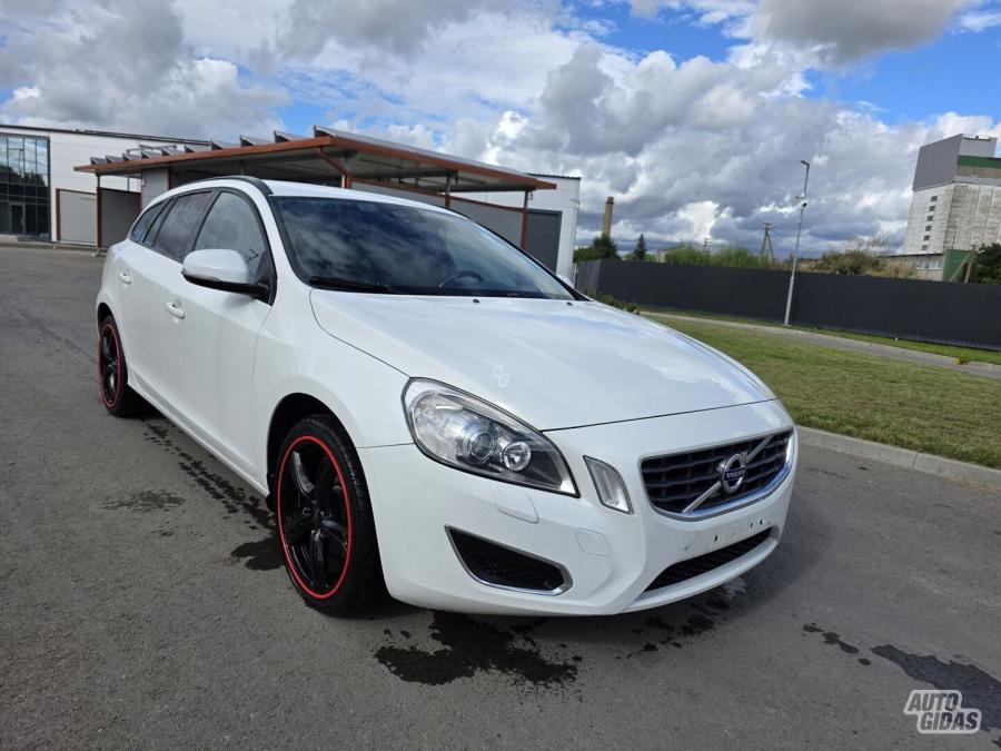 Balts Volvo V60 2014 Kretinga, ar dzinēja tilpumu 1.60 L un nobraukumu 221 tūkst. km par 4900 €, foto 2 vietnē AUTOMOTO.COM.LV