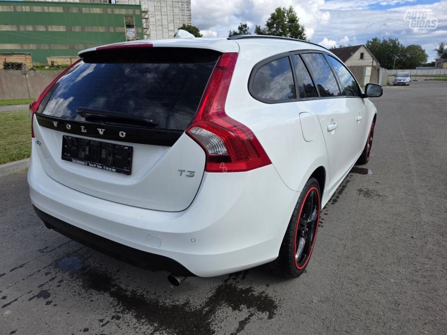 Balts Volvo V60 2014 Kretinga, ar dzinēja tilpumu 1.60 L un nobraukumu 221 tūkst. km par 4900 €, foto 3 vietnē AUTOMOTO.COM.LV