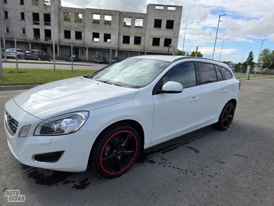 Balts Volvo V60 2014 Kretinga, ar dzinēja tilpumu 1.60 L un nobraukumu 221 tūkst. km par 4900 €, foto 11 vietnē AUTOMOTO.COM.LV