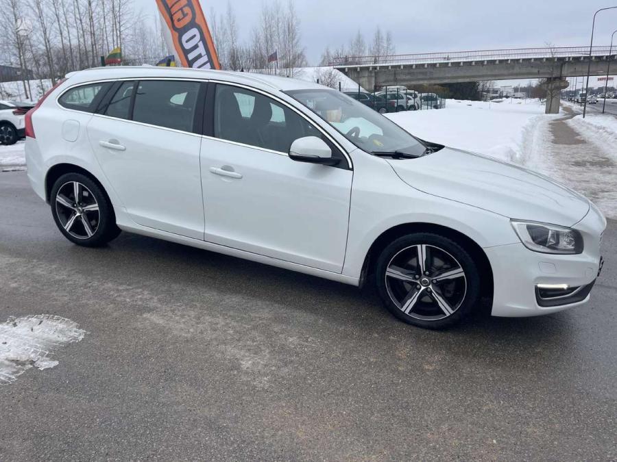 White Volvo V60 2014 in Kaunas, with an engine capacity of 1.97 L and mileage of 256 thousand km for 6950 €, photo 3 on AUTOMOTO.COM.LV